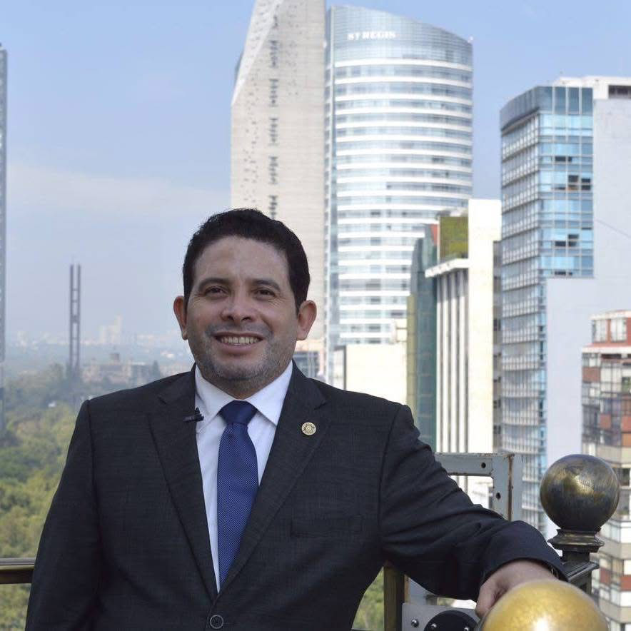 Dr. Armando Hernández